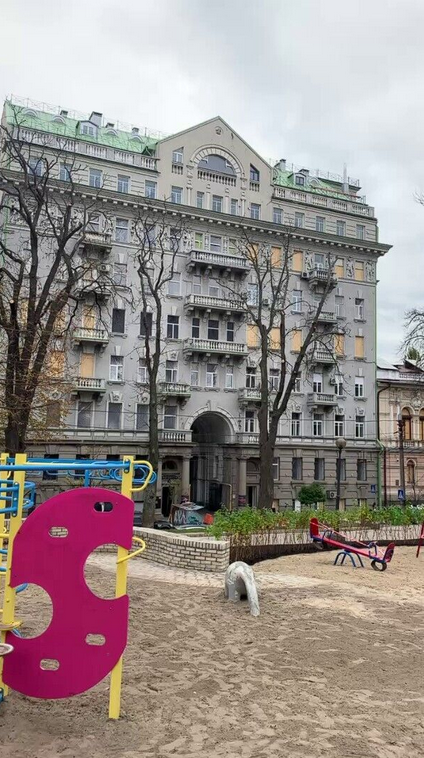 В центре Киева восстановили детскую площадку, в которую попала российская ракета - фото и видео ...